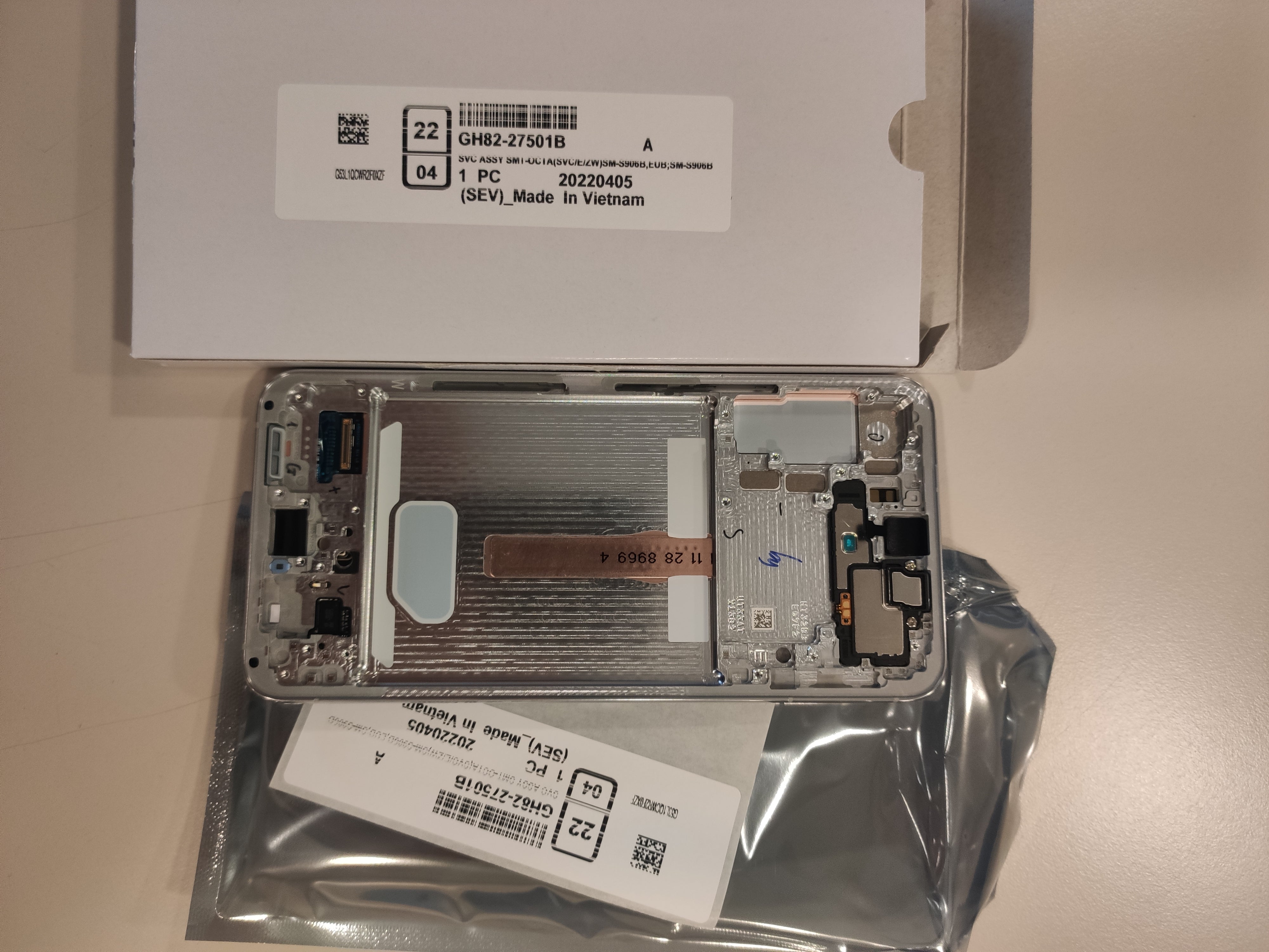 GH82-27501B – Samsung SM-S906 SM-S906 Original Service Pack LCD Display ...